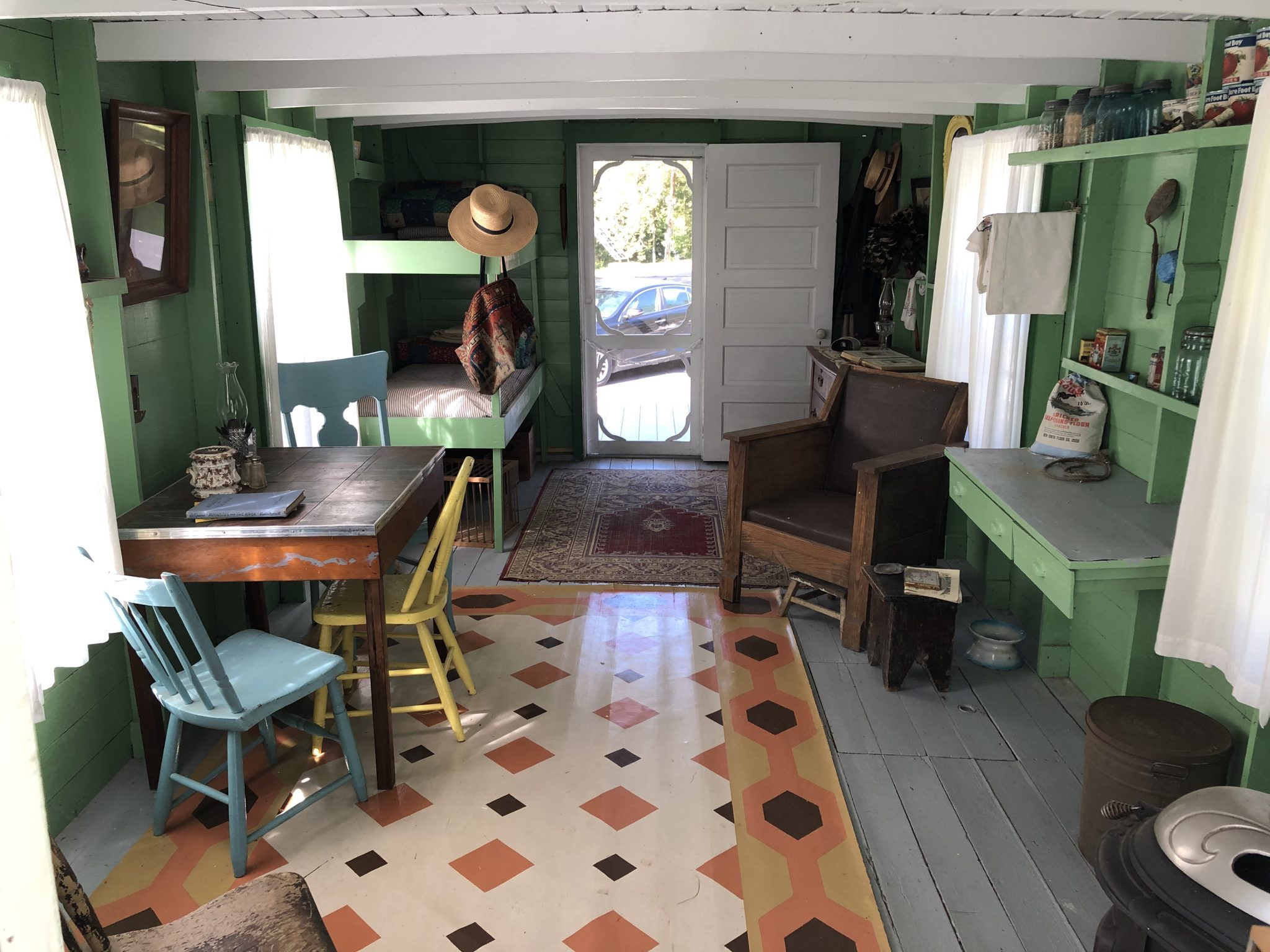 A River Runs Through It: Making a Houseboat into a Home - Weelunk