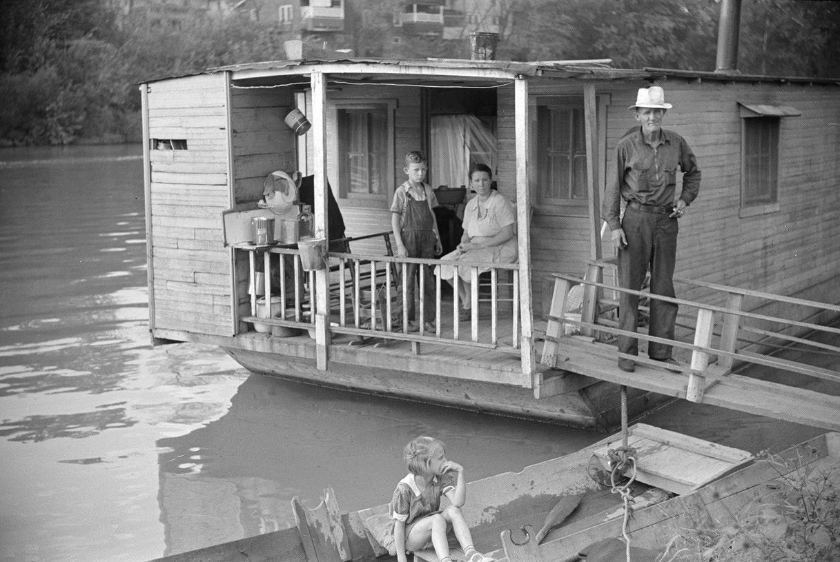 A River Runs Through It: Making a Houseboat into a Home - Weelunk